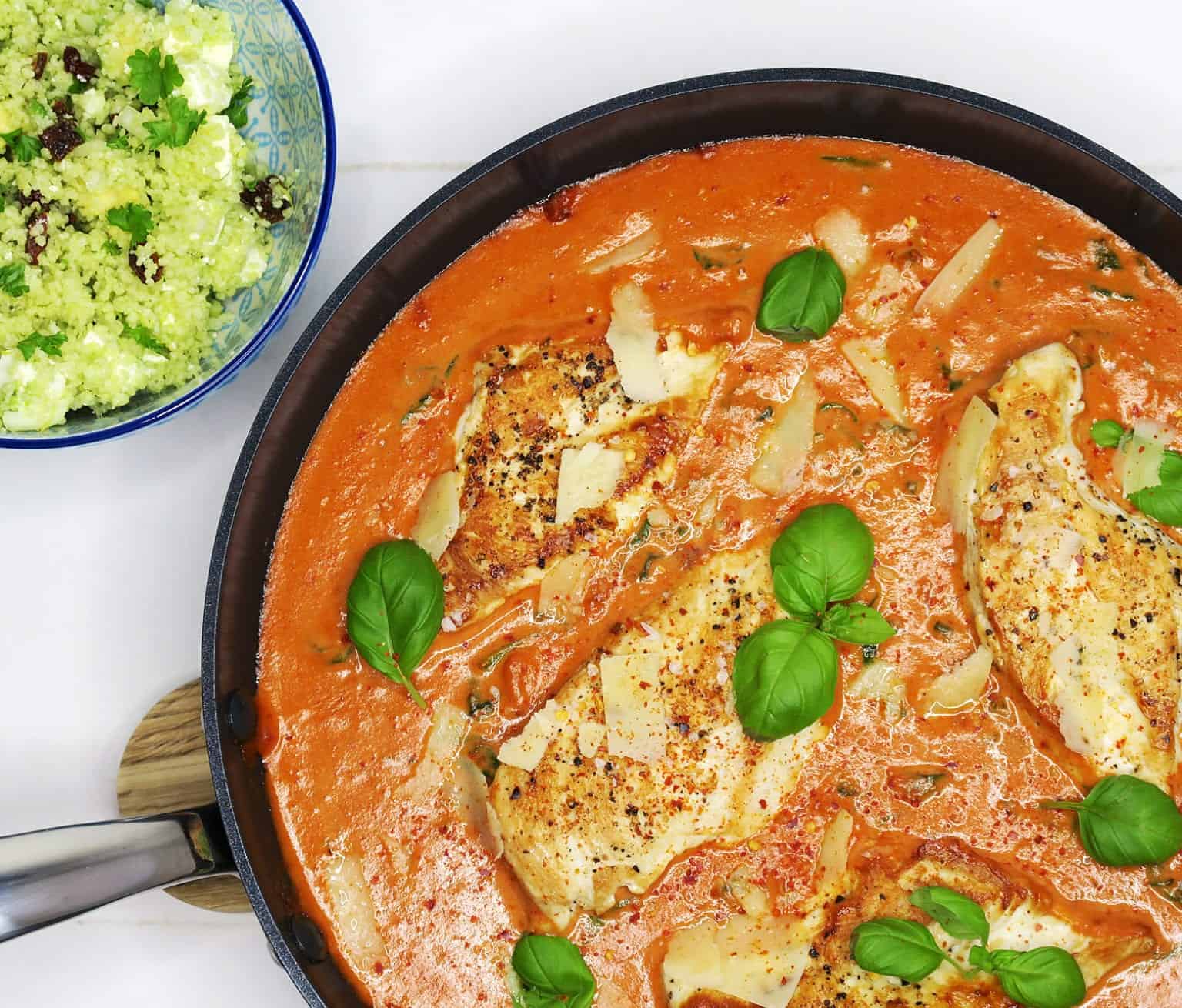 Kylling i cremet tomatflødesovs med spinat og parmesan - Baregomad.dk
