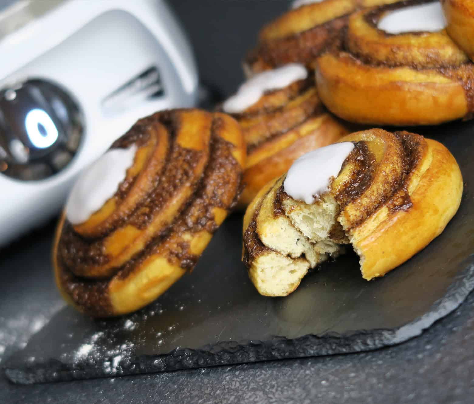 Svampede snaskede kanelsnegle med lækker remonce - Baregomad.dk