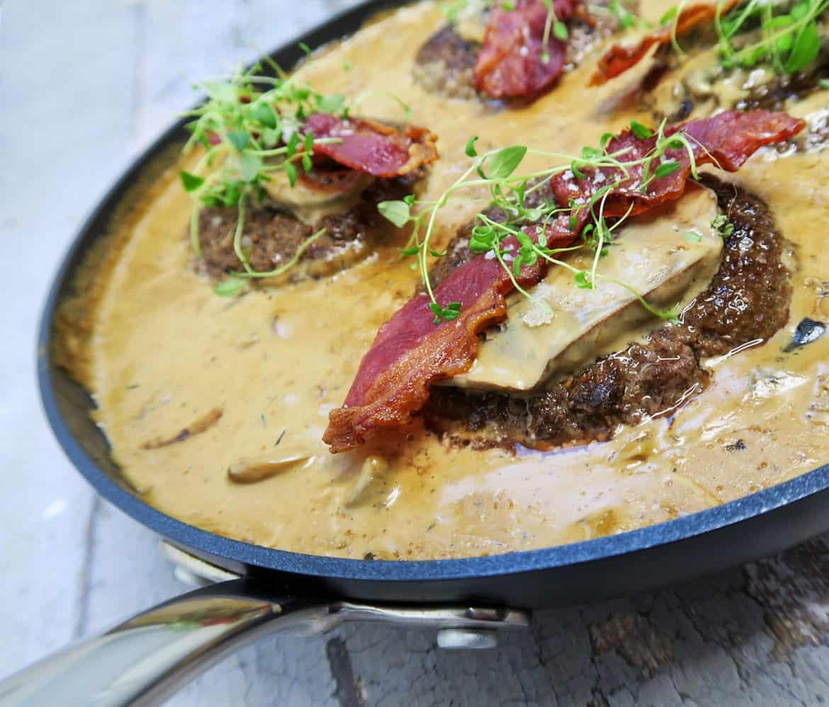 Hakkebøffer med bacon i svampedrøm - skøn mormormad - Baregomad.dk