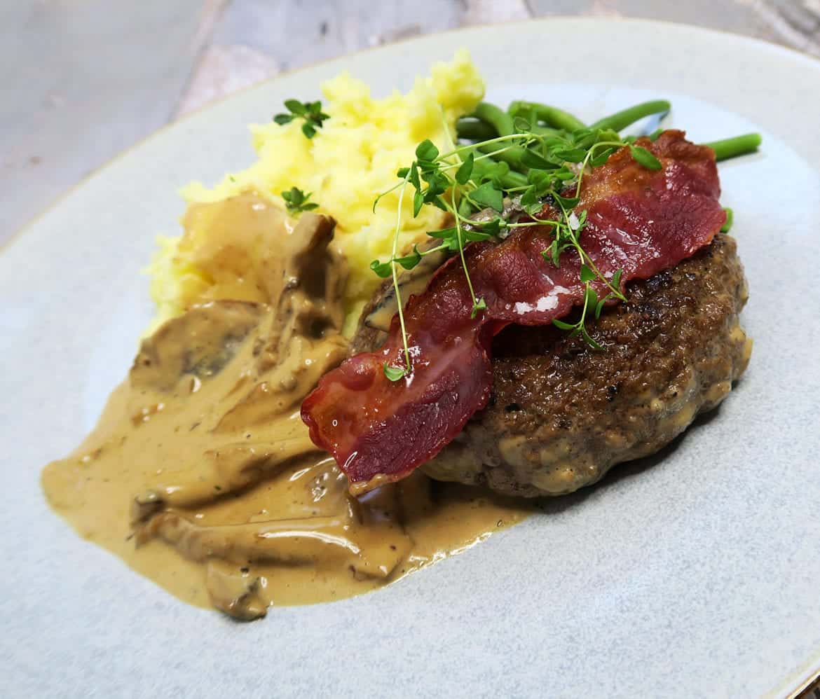 Hakkebøffer med bacon i svampedrøm - skøn mormormad - Baregomad.dk