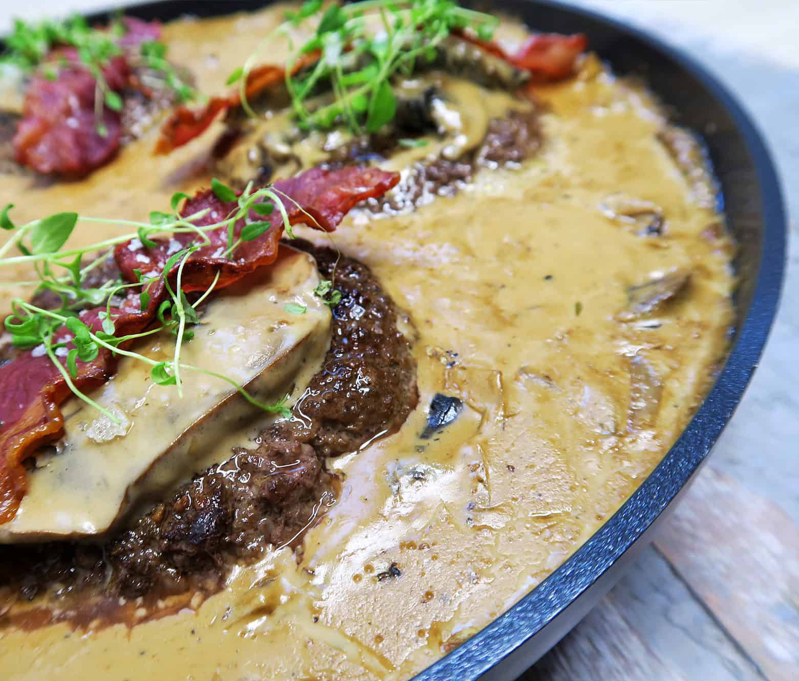 Hakkebøffer med bacon i svampedrøm - skøn mormormad - Baregomad.dk