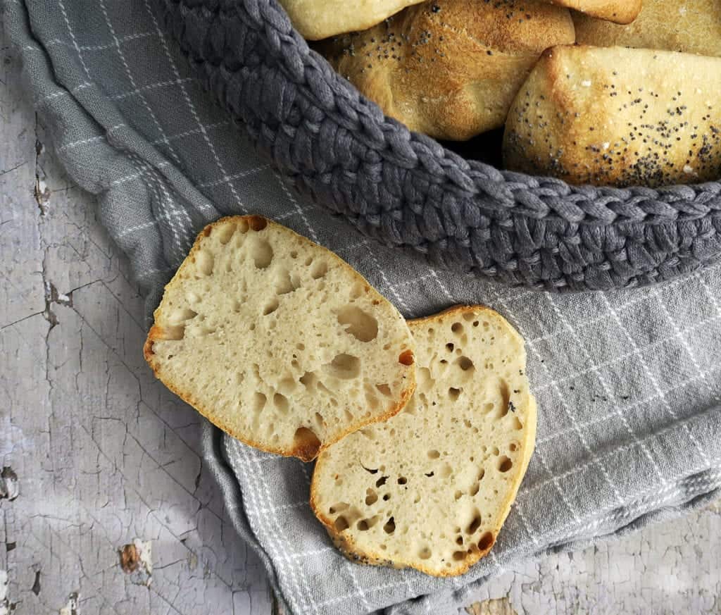 Surdejsboller - sprøde og luftige koldhævede surdejsboller - Baregomad.dk