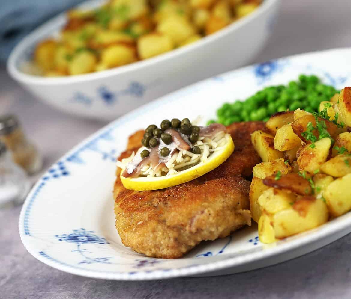 Wienerschnitzel - klassisk med "dreng" og brasede kartofler - Baregomad.dk