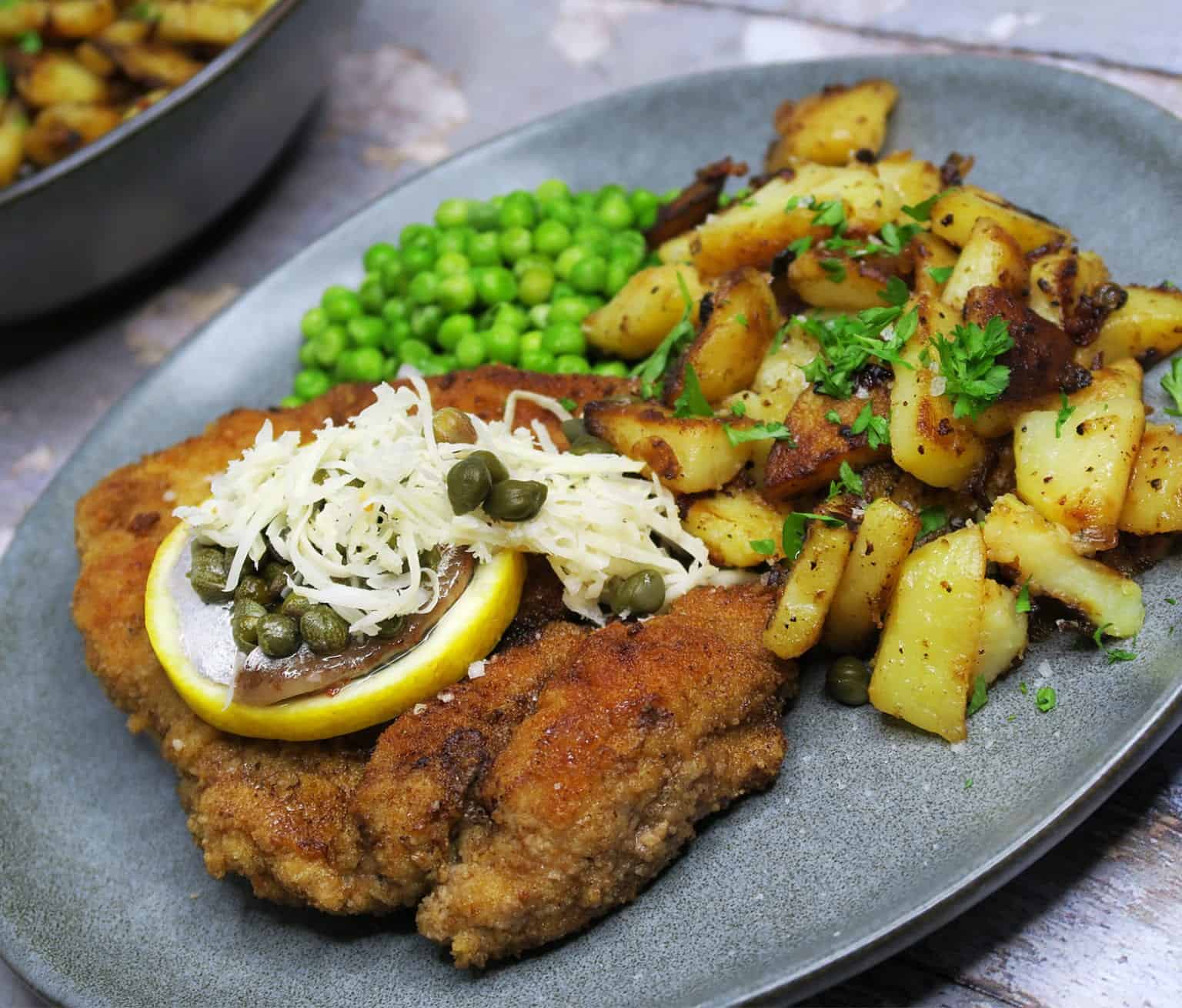 Wienerschnitzel - klassisk med "dreng" og brasede kartofler | Baregomad.dk