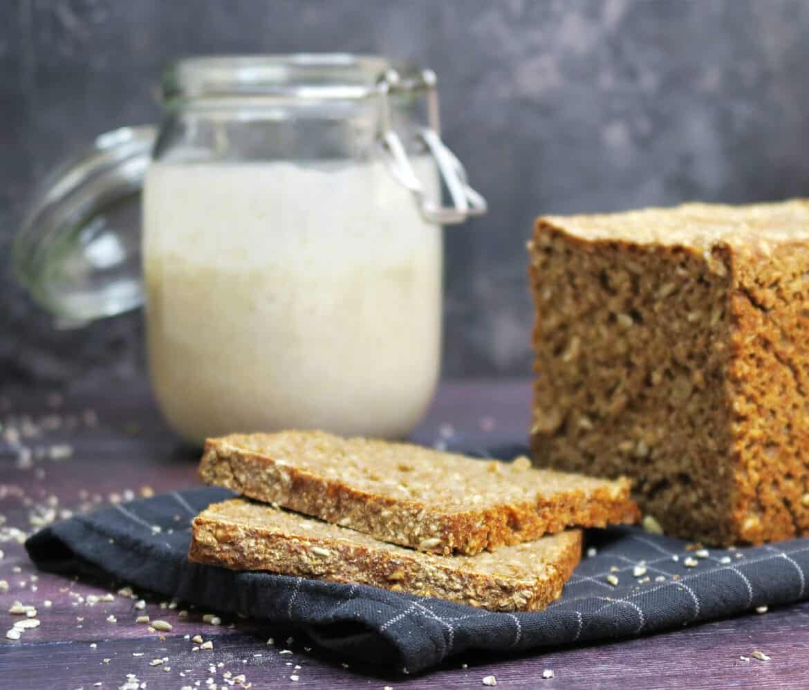 Rugbrød med surdej - lækkert svampet hjemmebagt rugbrød - Baregomad.dk