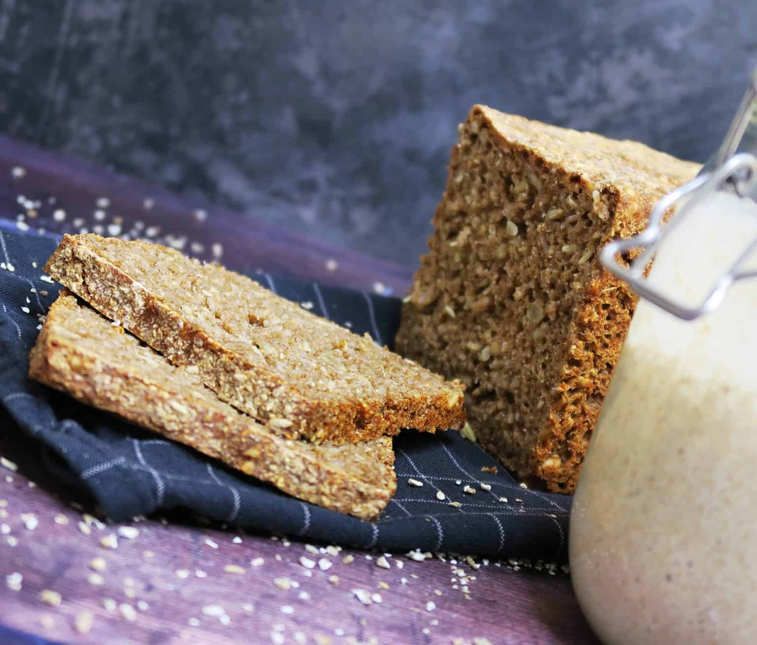 Rugbrød med surdej - lækkert svampet hjemmebagt rugbrød - Baregomad.dk