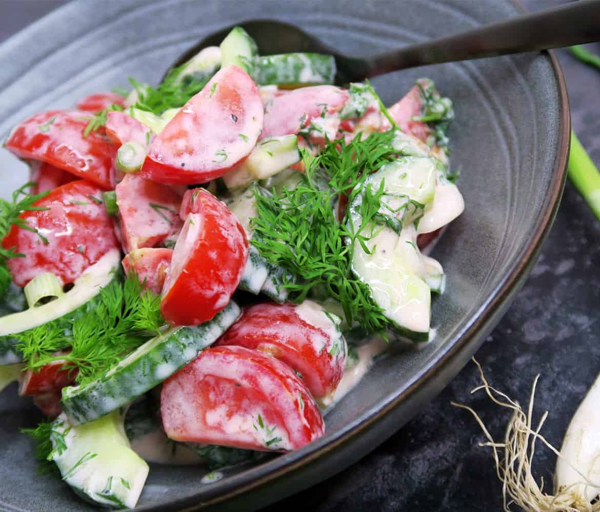 Sommersalat med tomat og agurk i dilddressing