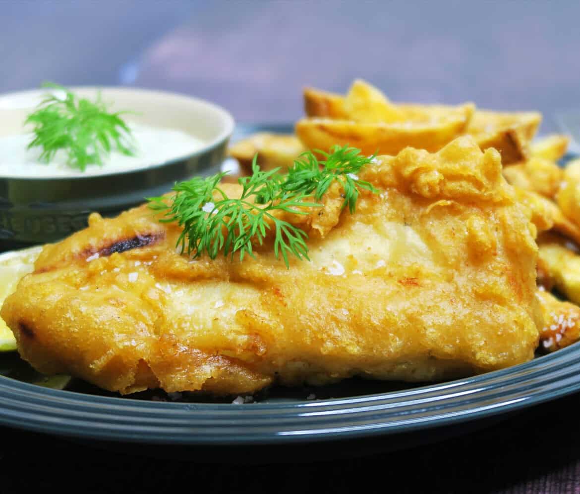 Fish and chips i øldej med sauce tartare og sprøde pomfritter ...