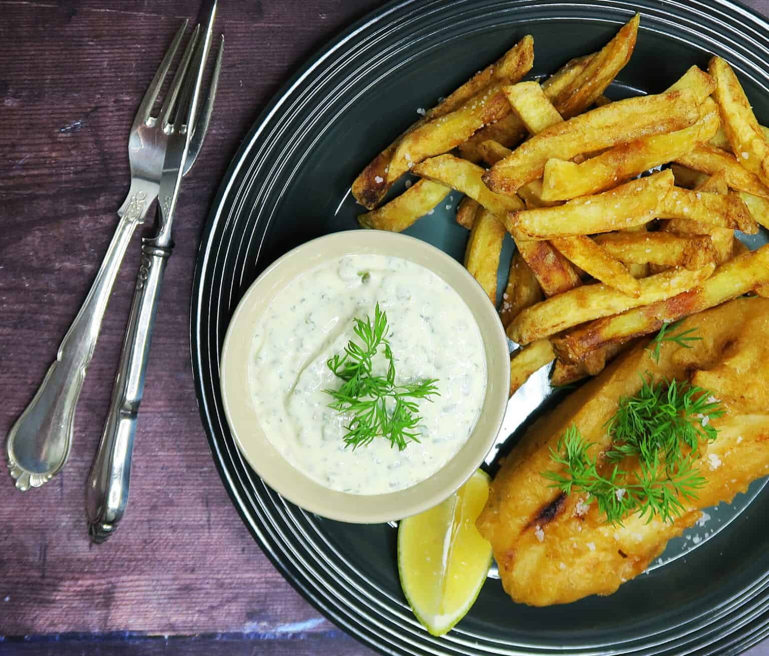 Fish and chips i øldej med sauce tartare og sprøde pomfritter ...