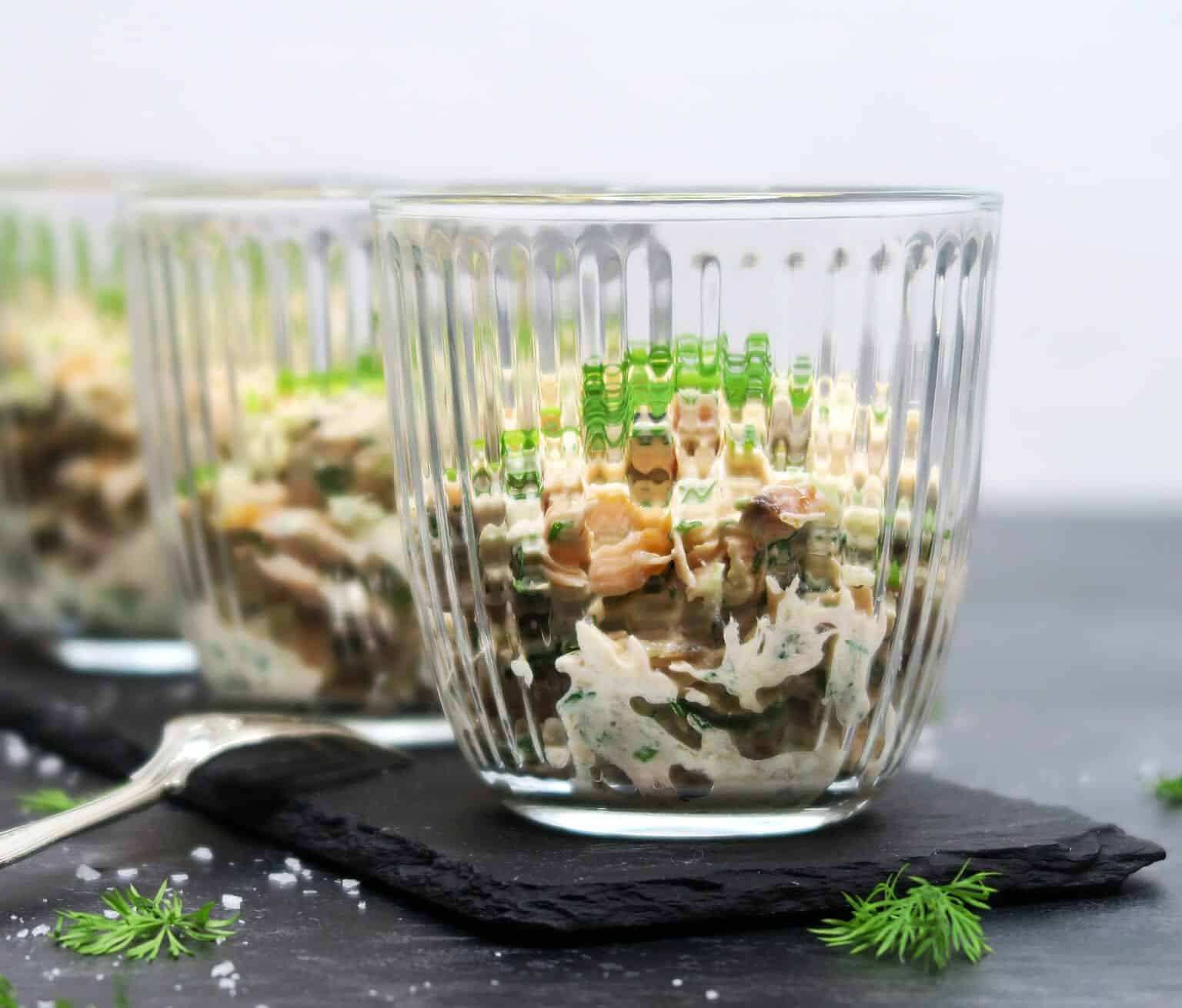 Varmrøget lakse wrap med avocado