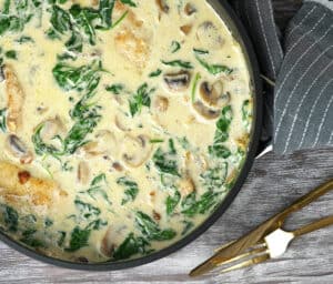 Kyllingebryst i cremet svampesovs med spinat