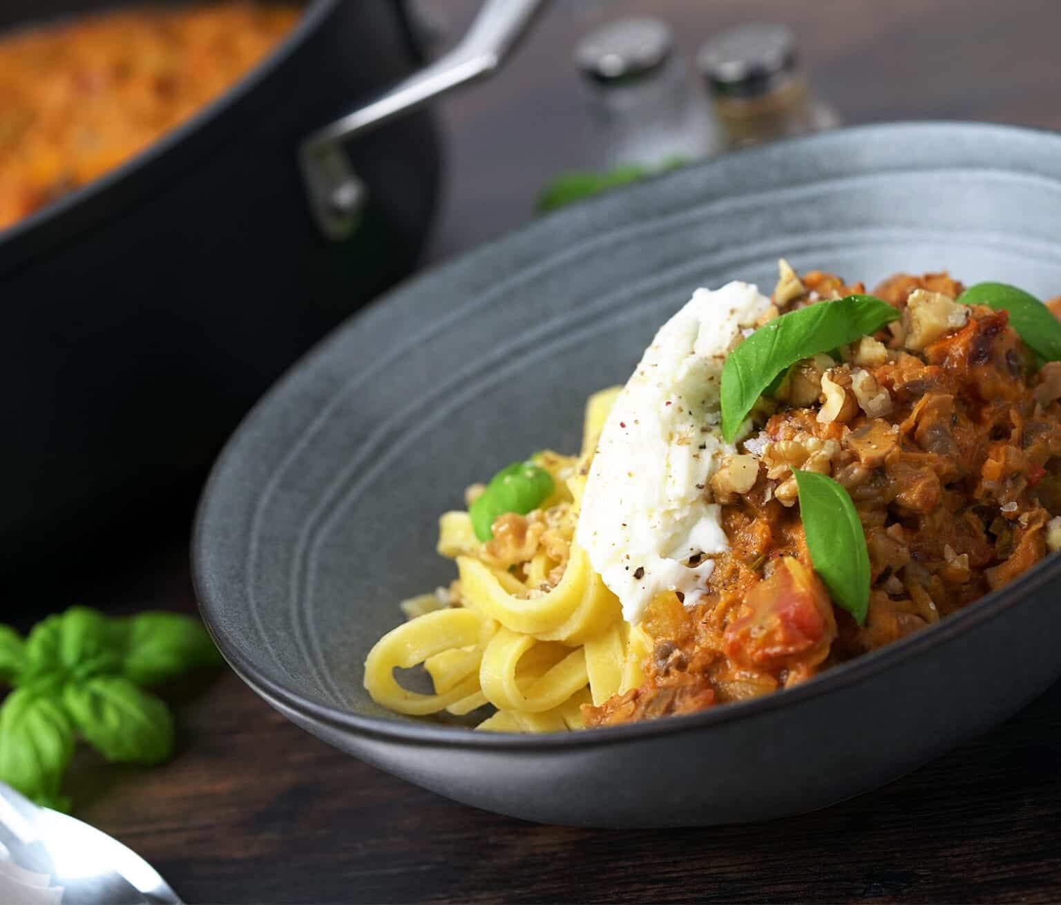Vegetarisk bolognese i svampedrøm med valnødder - Baregomad.dk