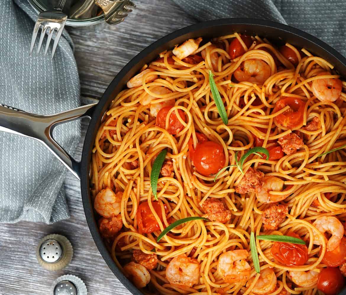 Spaghetti med salciccia og tigerrejer