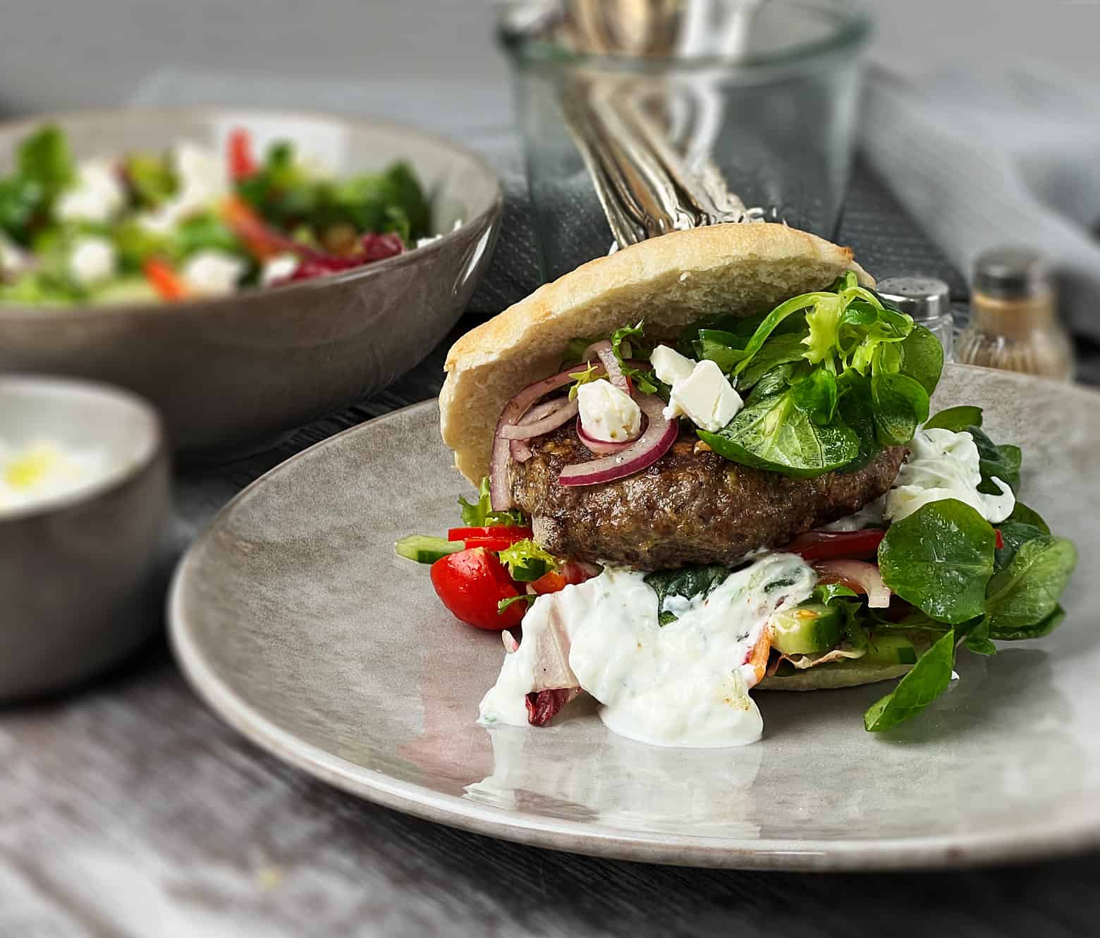 Pitaburger med græsk bøf Pitaburger med græsk bøf