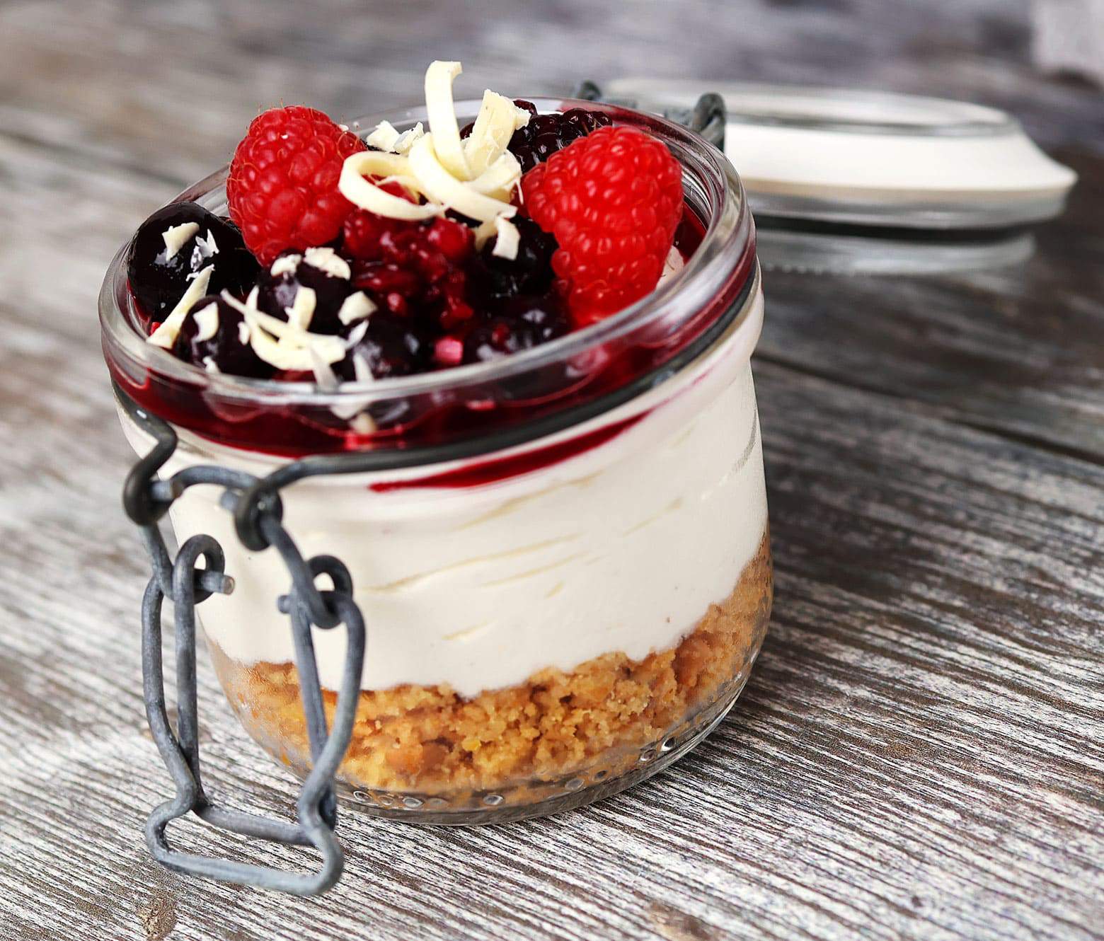 Cheesecake i glas med skovbærkompot